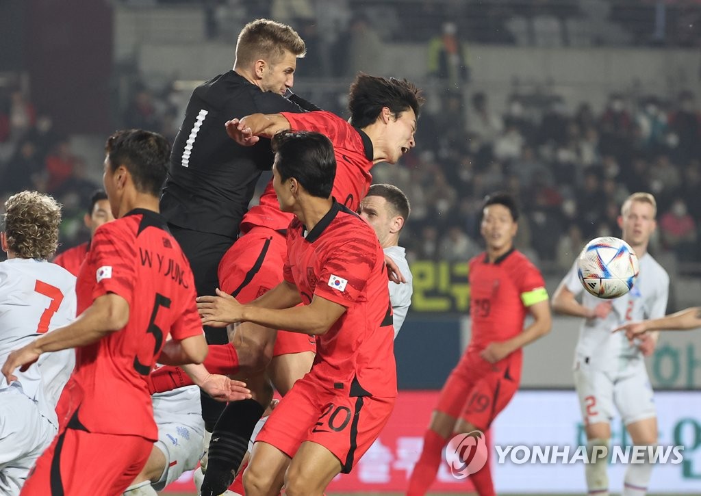 헤더슛 시도하는 조규성 연합뉴스