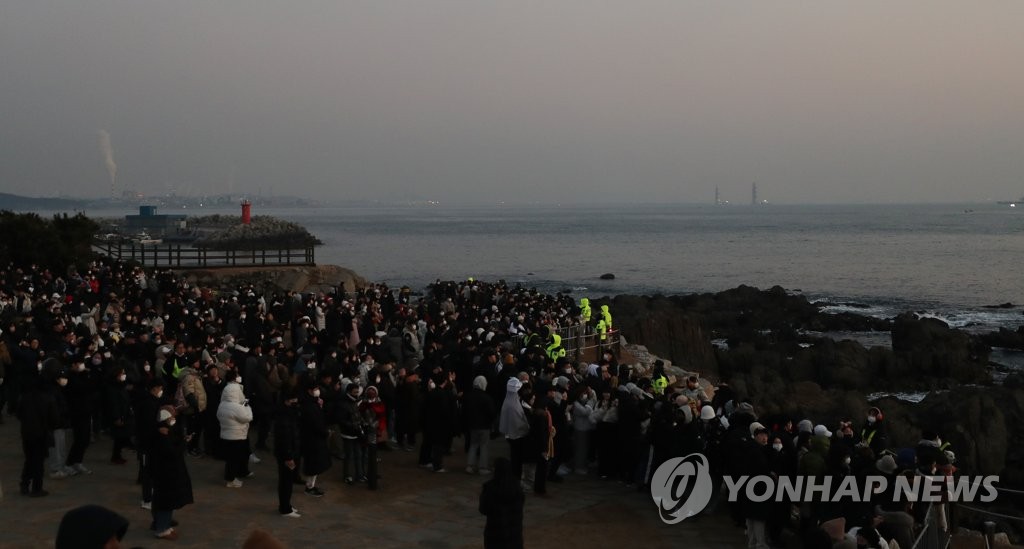 간절곶 일출 기다리는 해맞이객들 연합뉴스