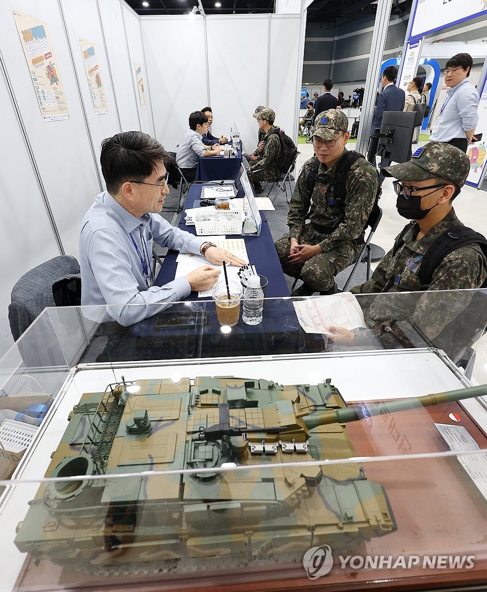 취업상담하는 장병들 연합뉴스