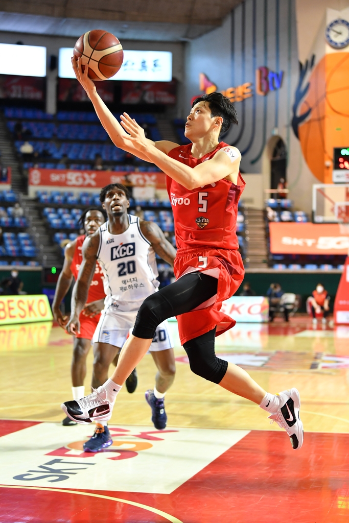 '김선형 역전 결승샷' SK, KCC 5연승 저지 | 연합뉴스