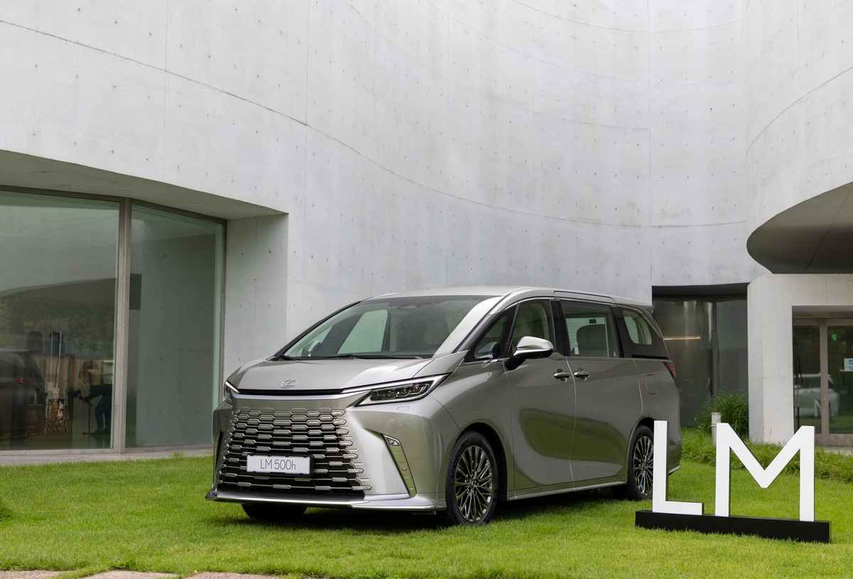 [시승기] "세단이 불편한 회장님을 위한 차"…렉서스 LM500h | 연합뉴스