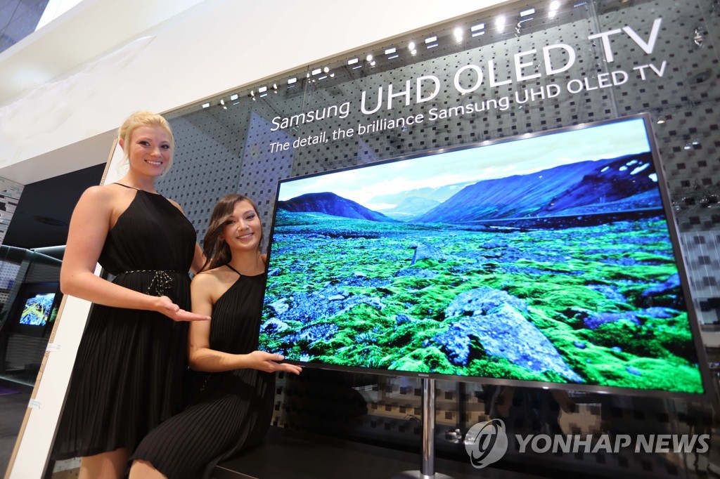 Samsung unveils world's first curved UHD TVs | Yonhap News Agency