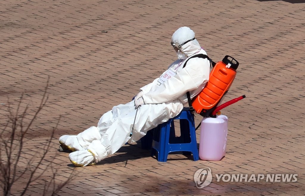 Worn-out quarantine worker | Yonhap News Agency