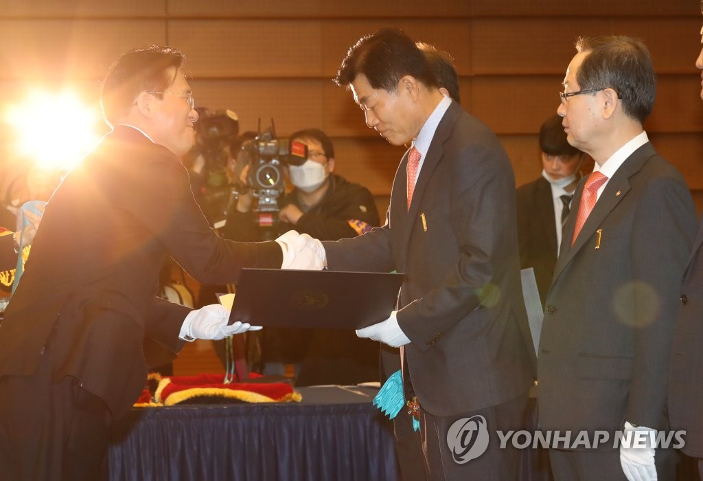 금탑산업훈장 수상하는 이상원 상아프론테크 대표이사 연합뉴스