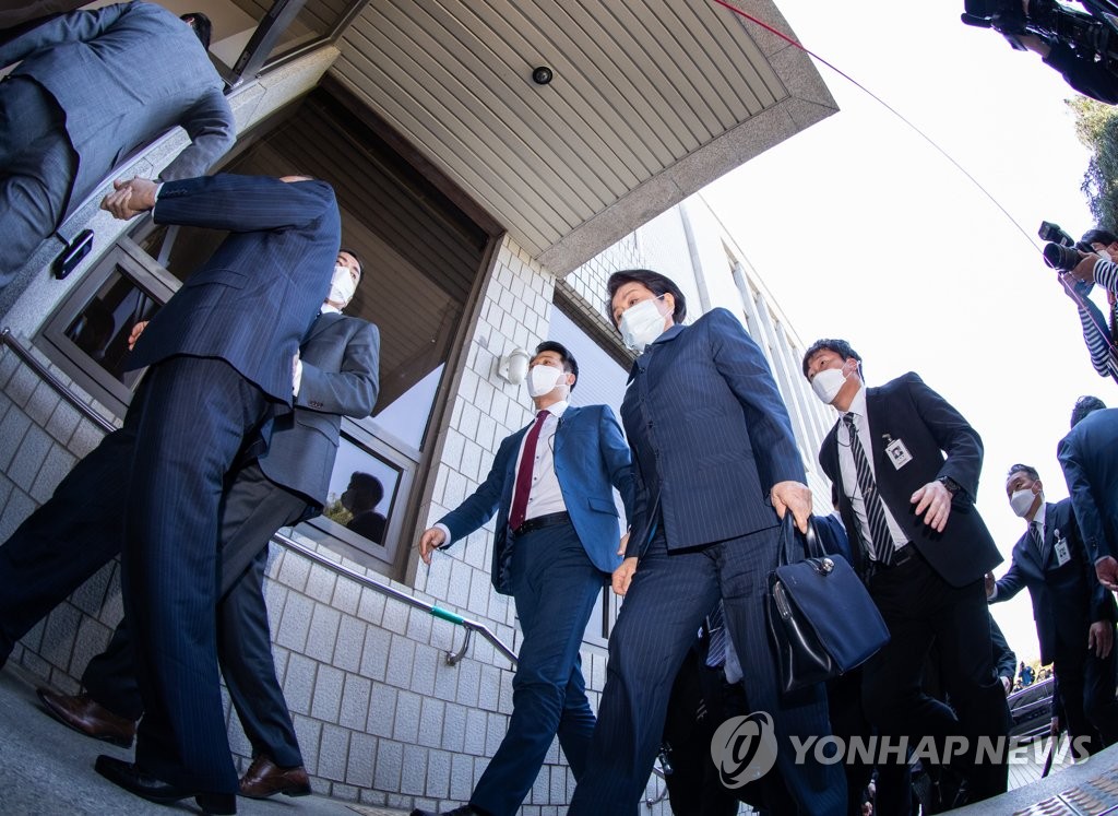 광주법원 들어서는 전두환·이순자 부부 연합뉴스
