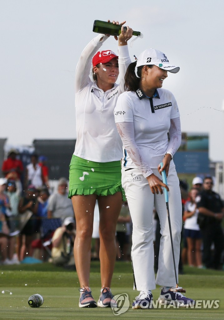 LPGA투어 VOA 클래식 우승해 샴페인 세례받는 고진영 | 연합뉴스