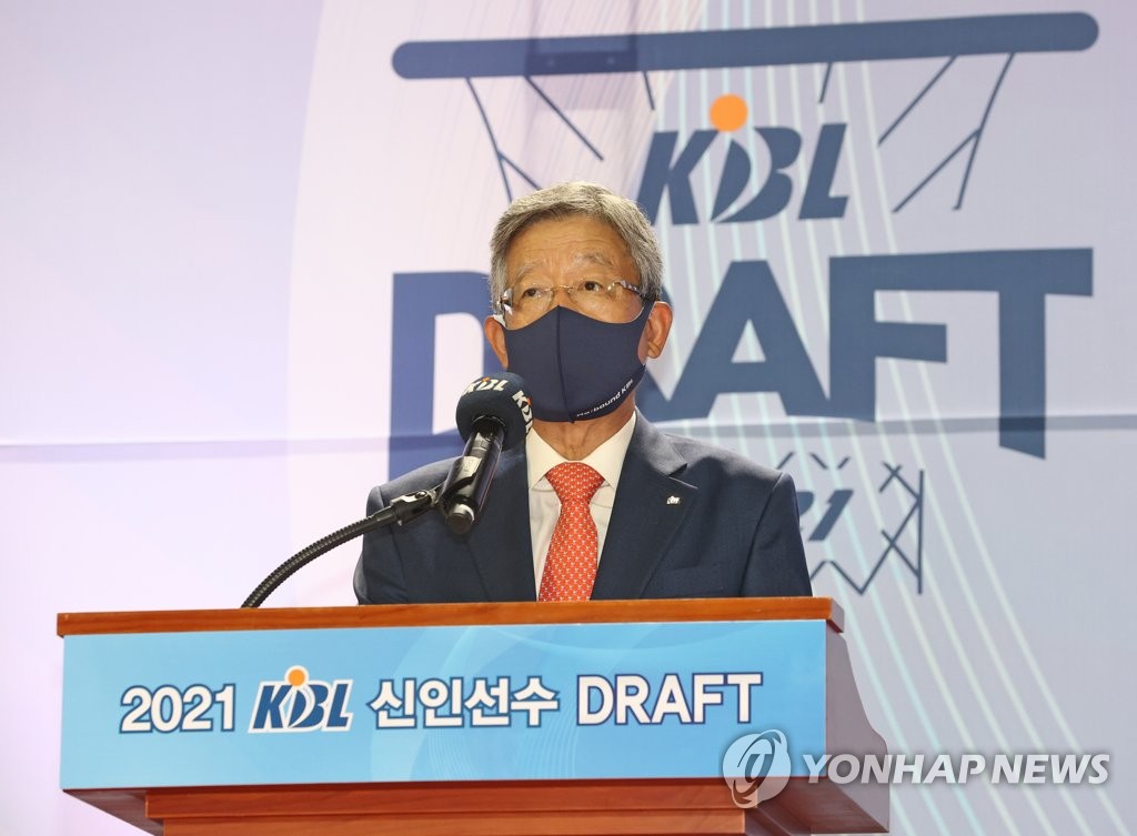 2021 KBL 신인 드래프트, 인사말하는 김희옥 총재 | 연합뉴스