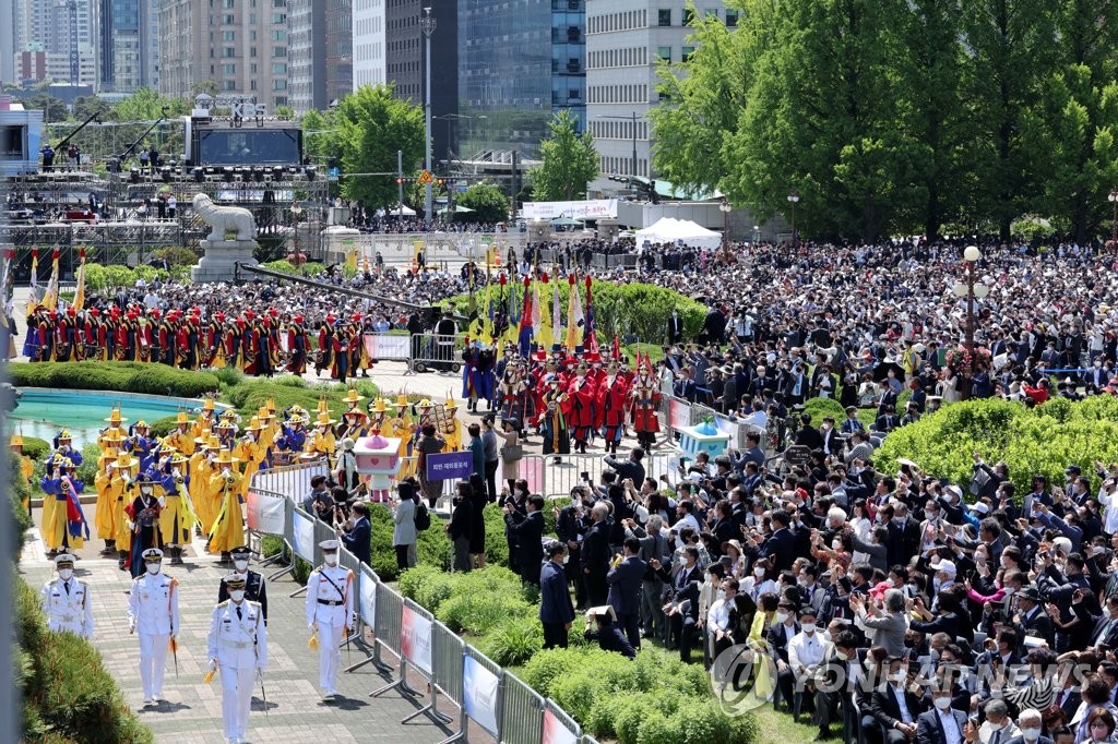 행진하는 국군의장대 | 연합뉴스