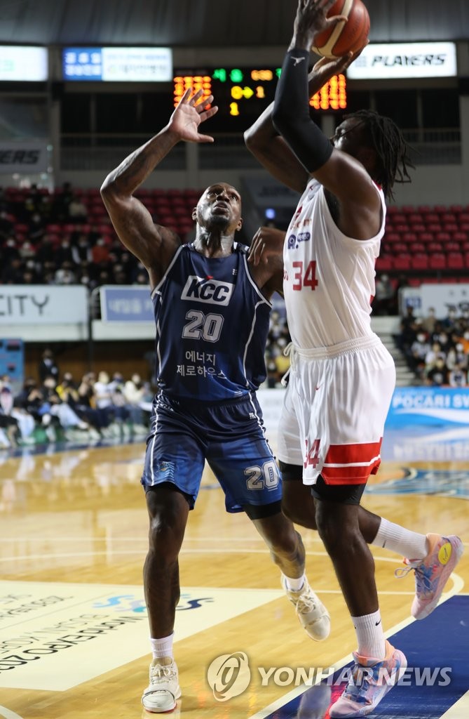Basketball: Seoul SK Knights vs. Jeonju KCC Egis | Yonhap News Agency