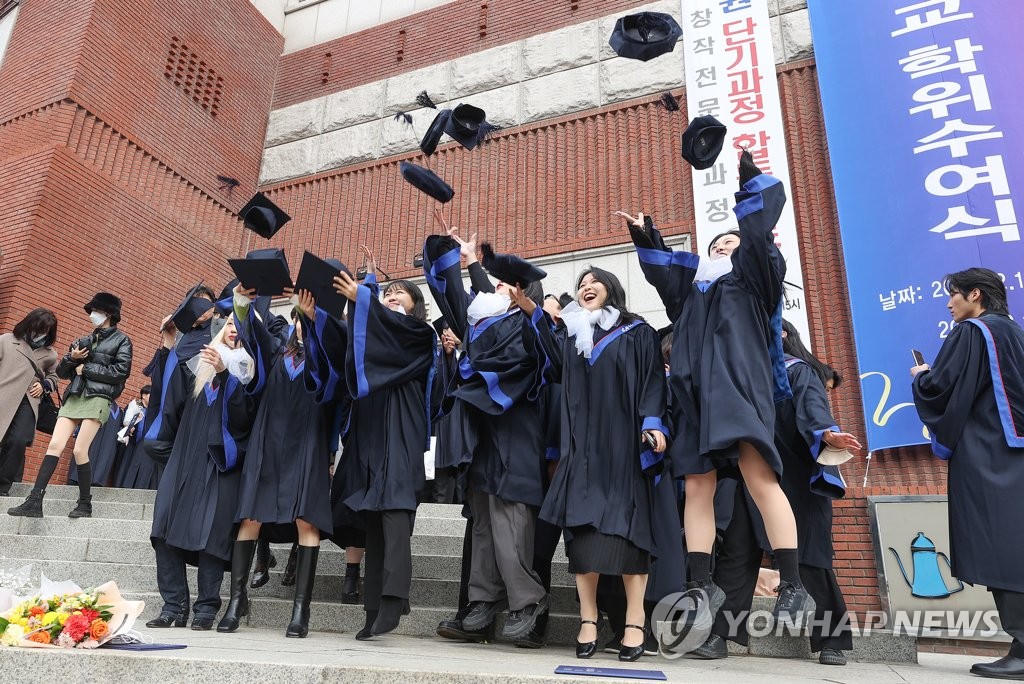 학사모 던지며 졸업기념 연합뉴스