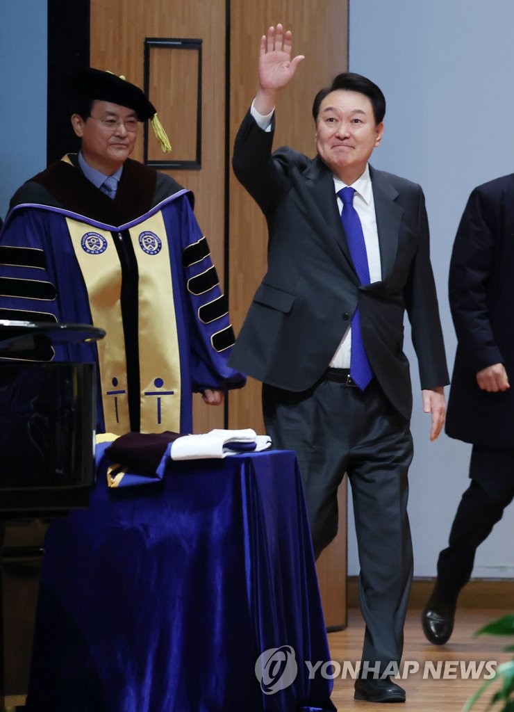 연세대 학위수여식 입장하는 윤석열 대통령 연합뉴스