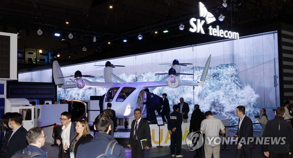 'MWC 2023' SK텔레콤 전시 부스 둘러보는 관람객들 | 연합뉴스