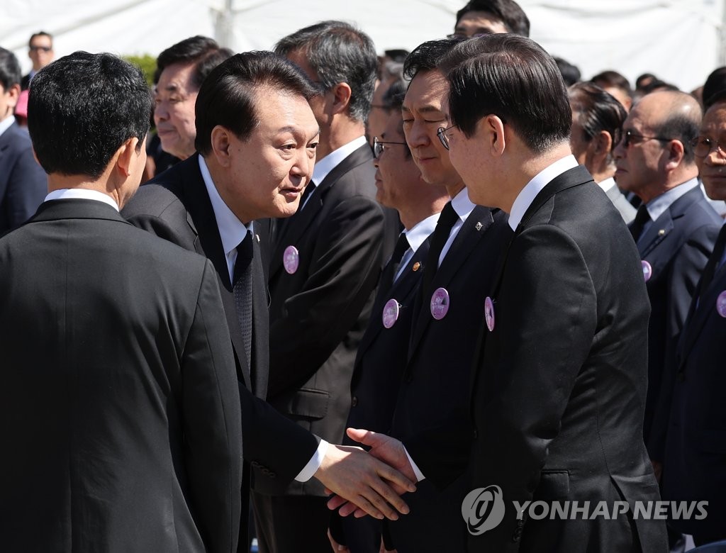 이재명 대표와 악수하는 윤석열 대통령 연합뉴스