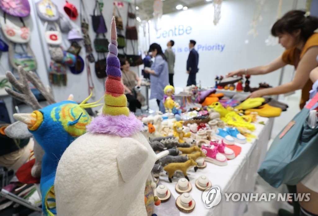 수공예 상품 전시된 몽골 부스 | 연합뉴스