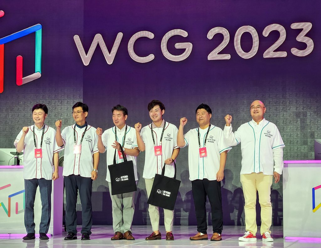 포즈 취하는 WCG 2023 주최·후원사 관계자 | 연합뉴스