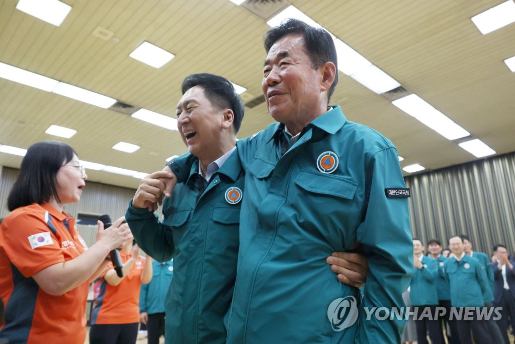 민방위 브로맨스 | 연합뉴스