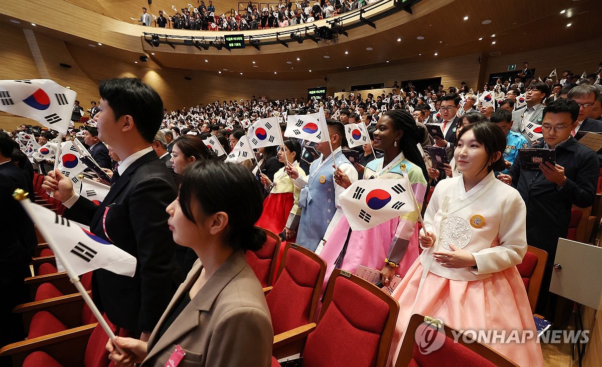 한글날 노래 부르는 외국인 참석자들 연합뉴스