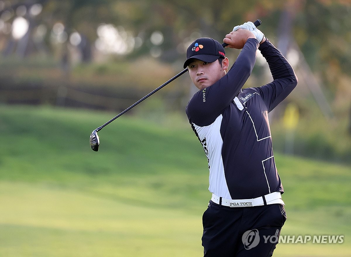 세컨 샷 하는 배용준 | 연합뉴스