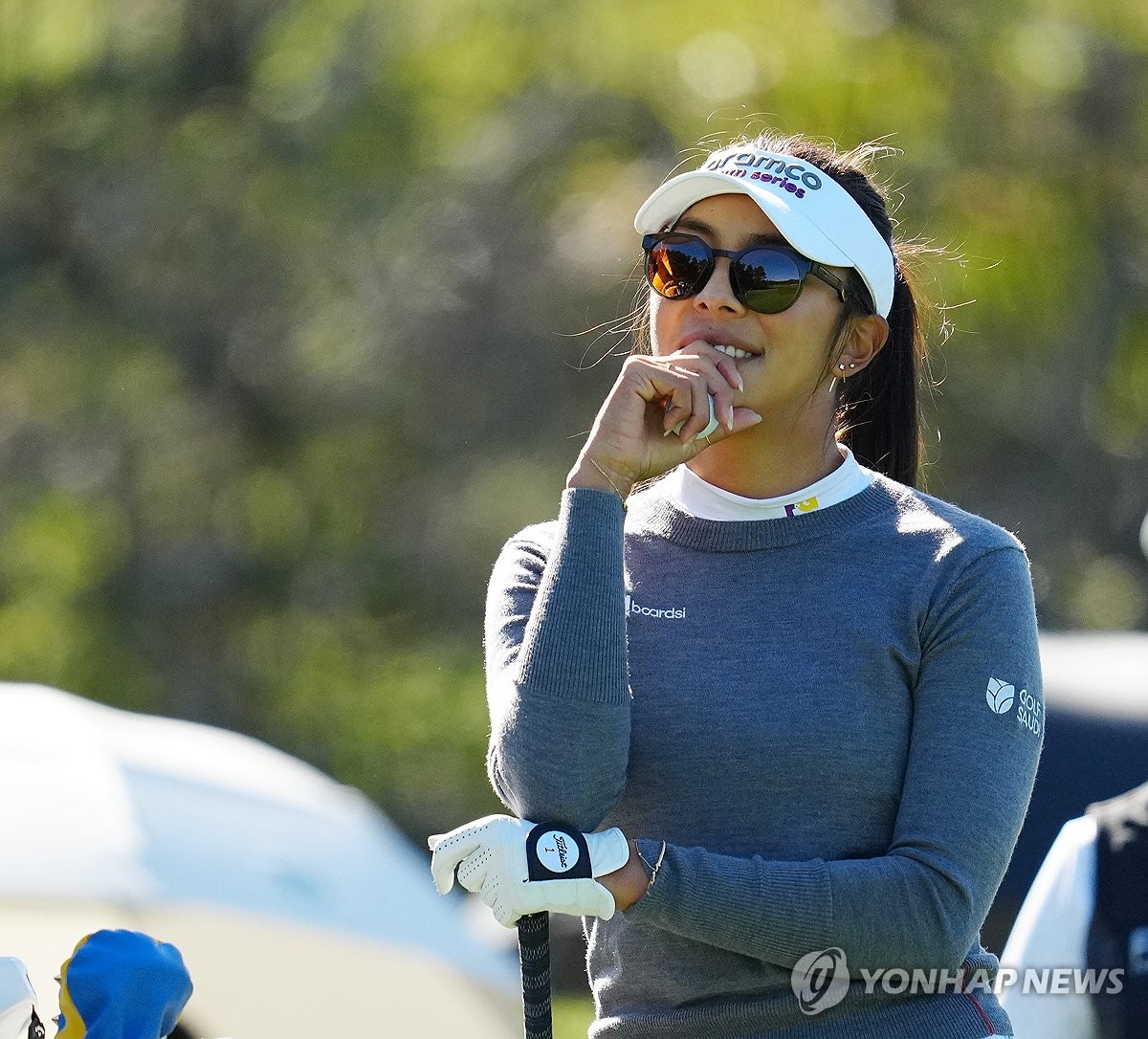 LPGA 투어 BMW 챔피언십 3R, 코스 바라보는 앨리슨 리 | 연합뉴스