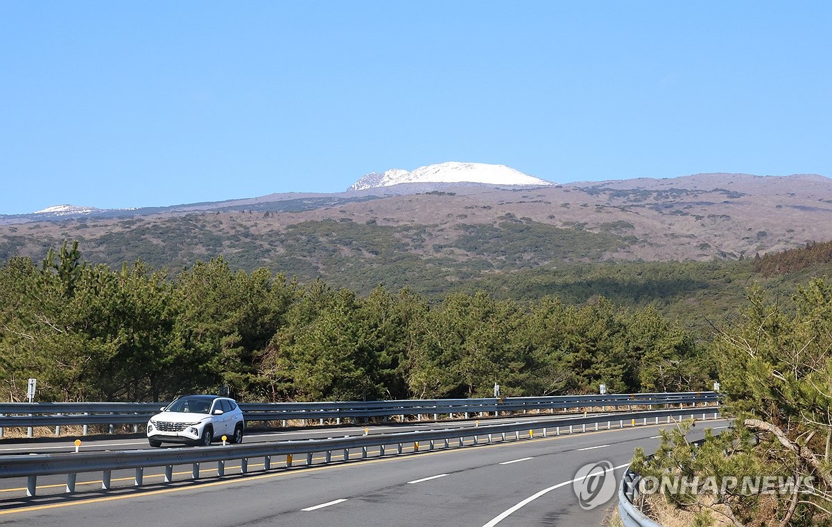 눈 쌓인 한라산 백록담 | 연합뉴스