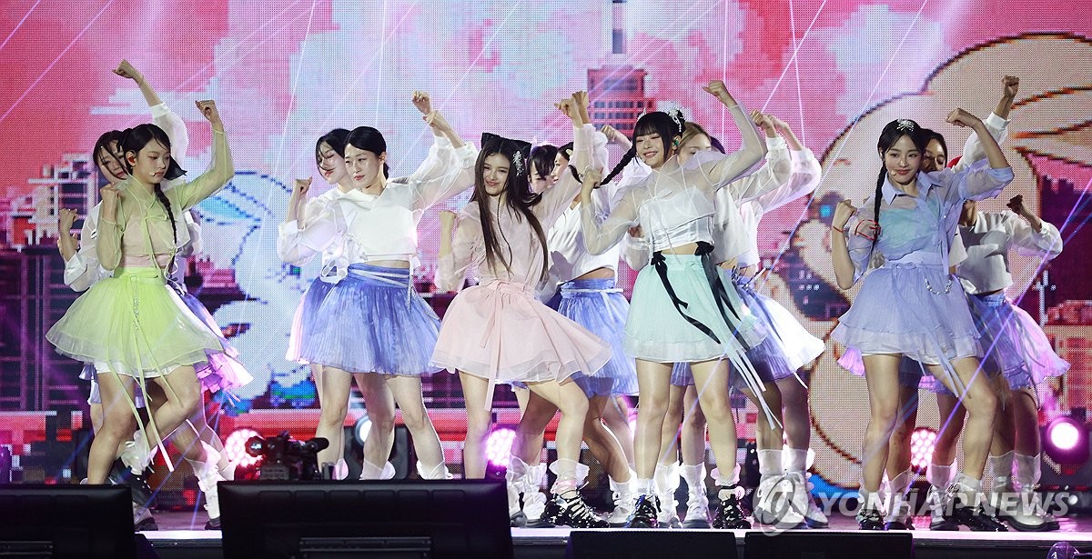 4색으로 경복궁 수놓은 뉴진스…민희진-하이브 분쟁 후 첫 무대 | 연합뉴스