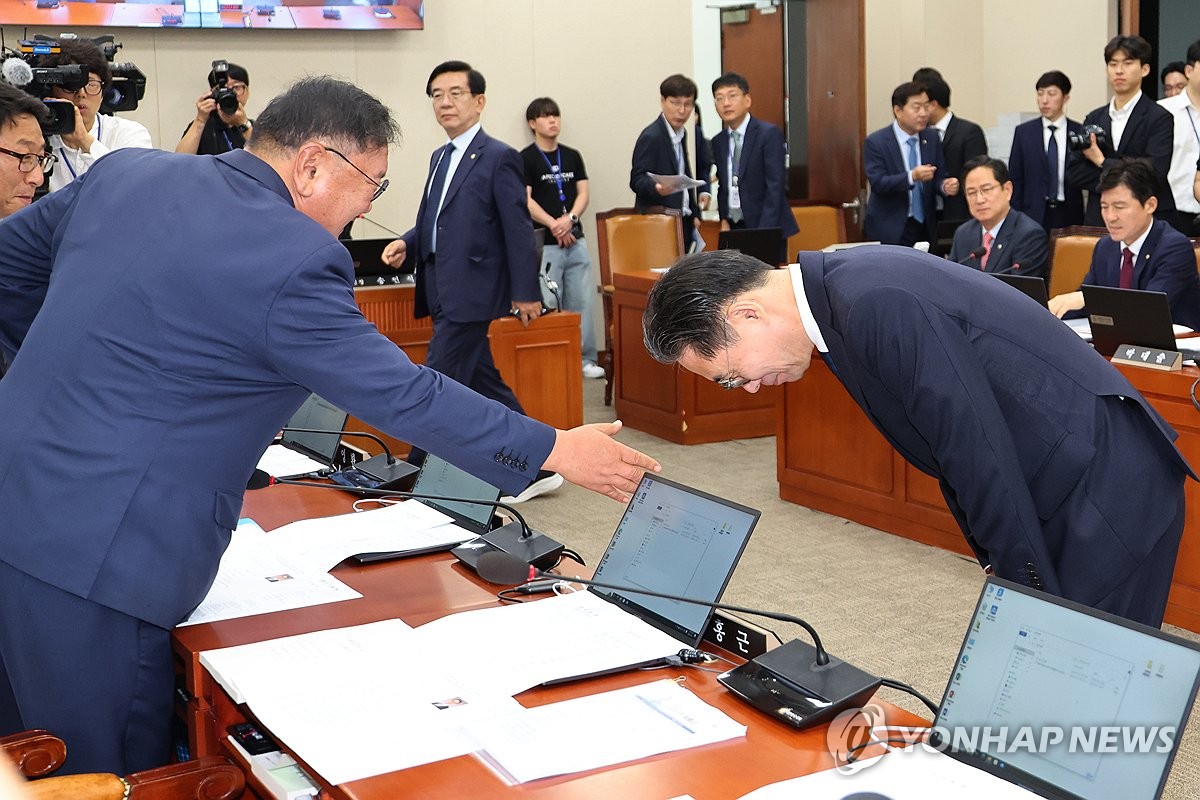 깍듯한 인사 연합뉴스