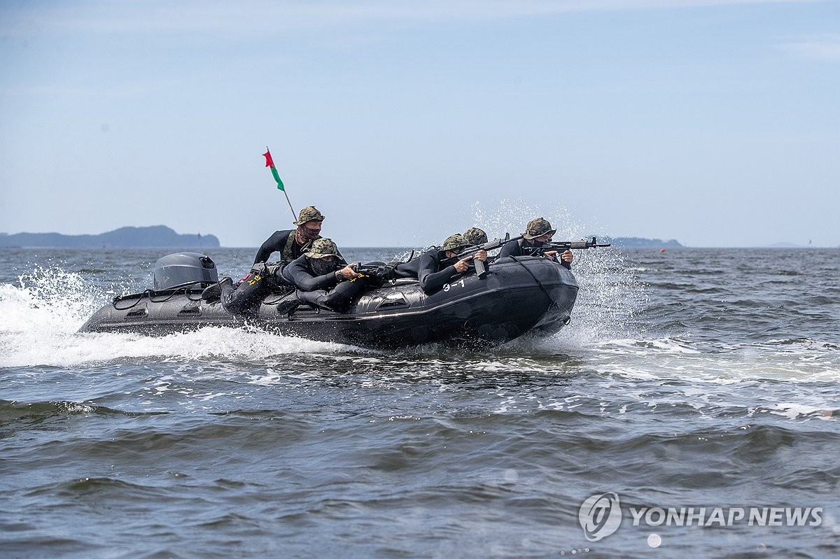 Army special forces stage maritime infiltration exercise | Yonhap News ...
