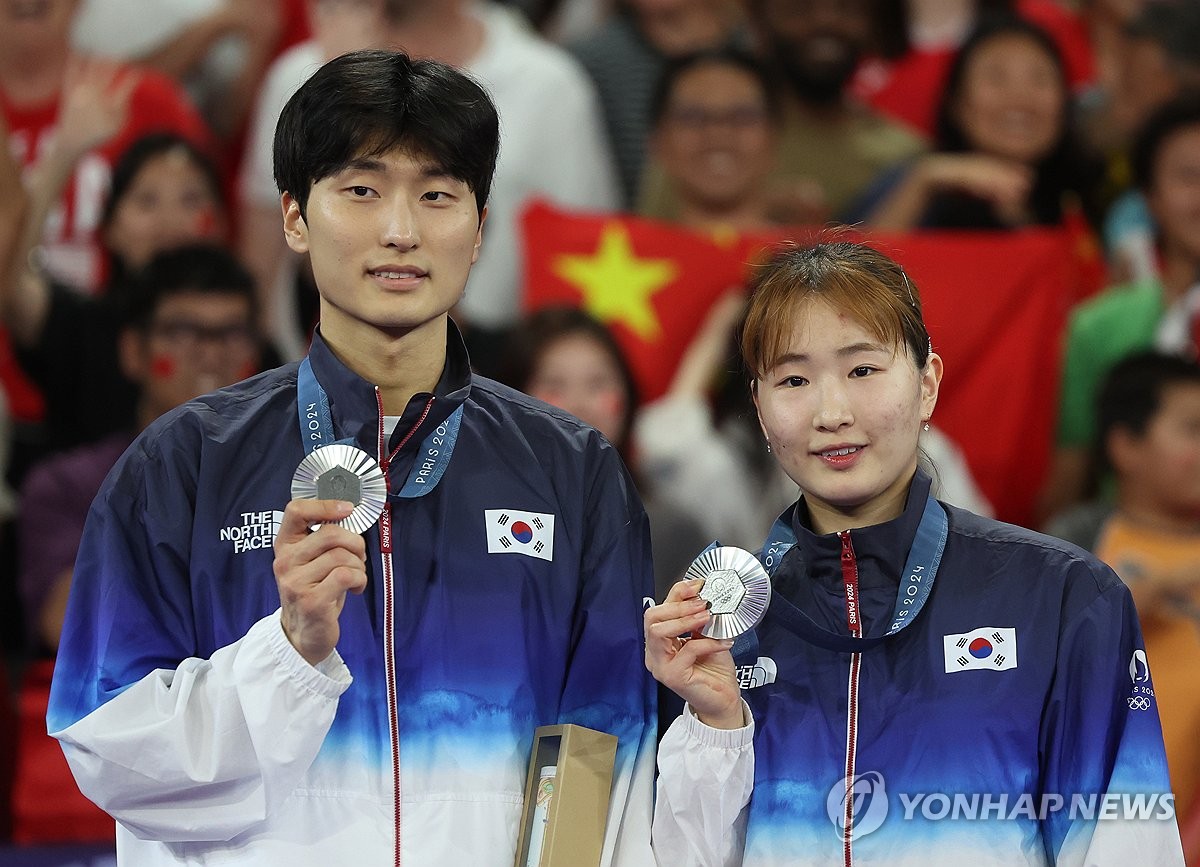 South Korea wins silver in badminton mixed doubles | Yonhap News Agency