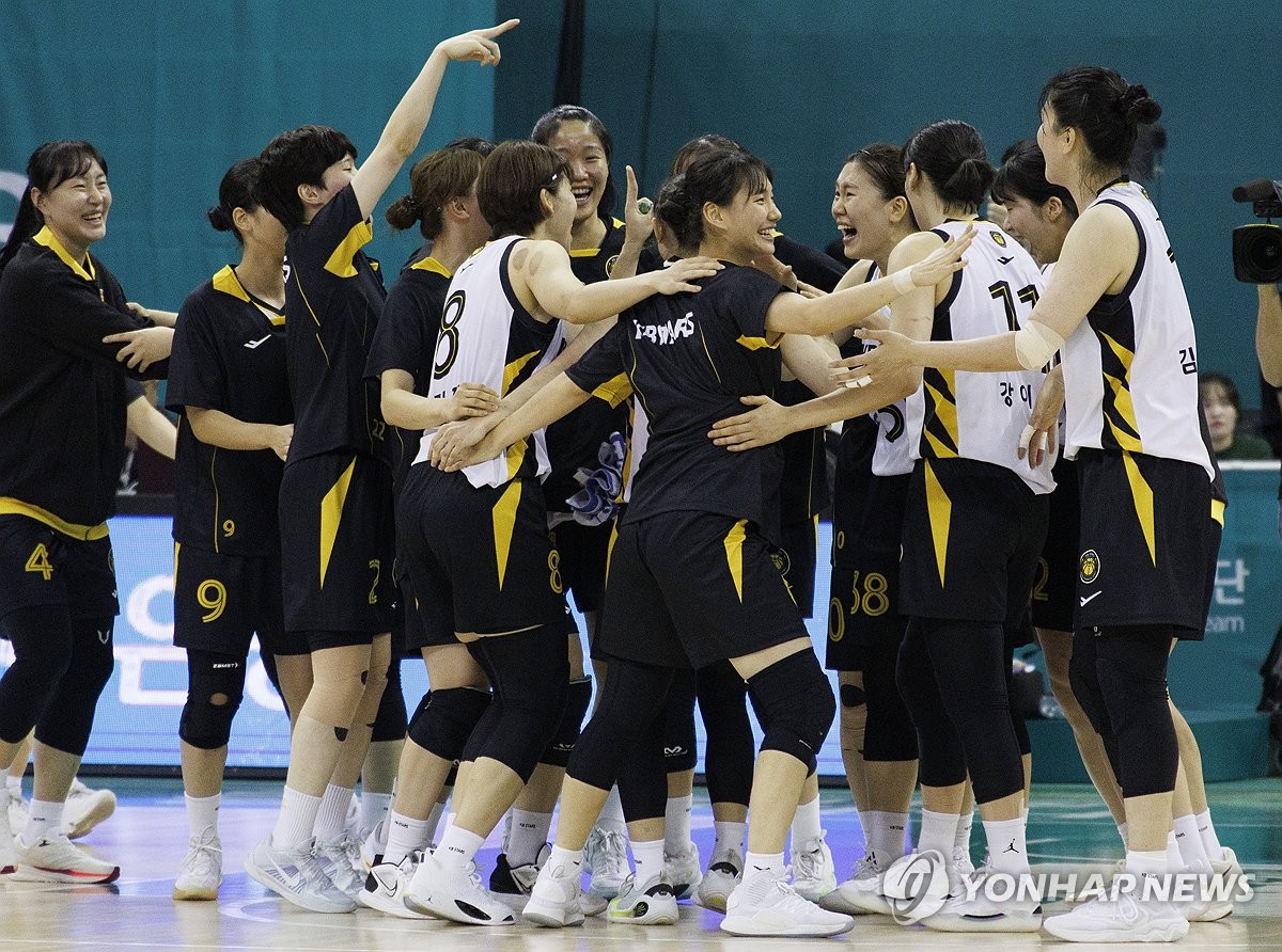 KB스타즈 WKBL 개막전 승리 | 연합뉴스