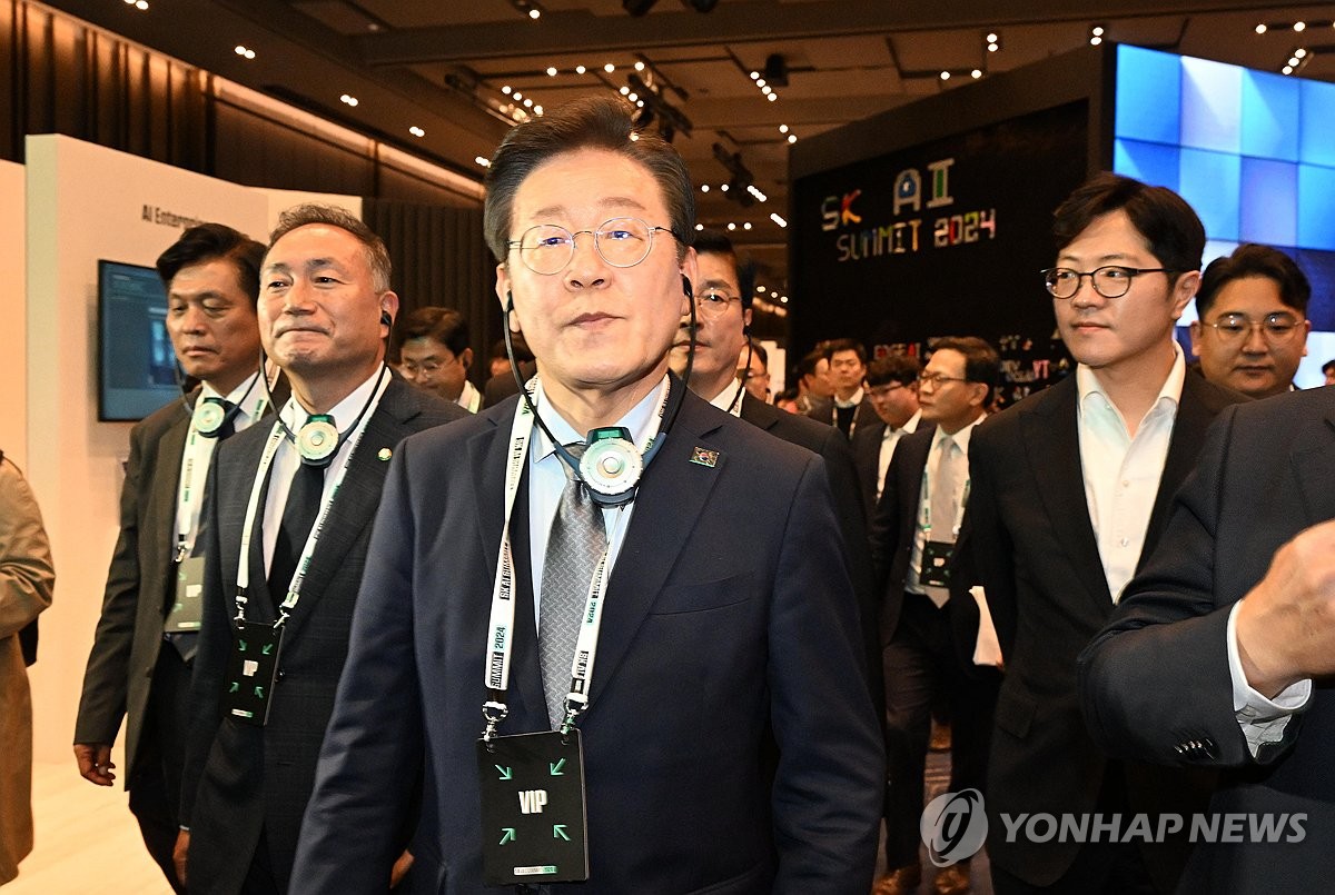 SK AI 서밋 둘러보는 이재명 대표 | 연합뉴스