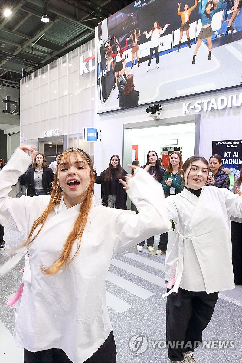 MWC 2025 KT K팝 스테이지 오픈 | 연합뉴스