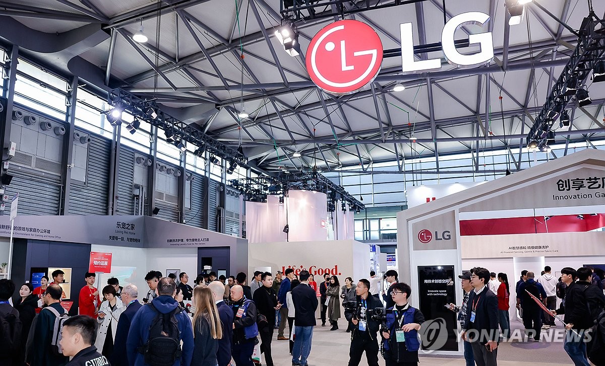 'AWE 2025'서 LG AI 홈 체험하는 관람객 | 연합뉴스