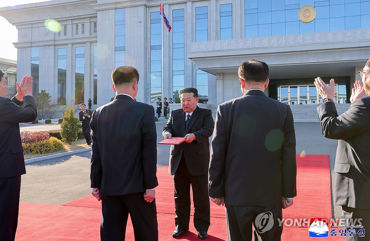 김정은, 최고재판소와 최고검찰소 방문 | 연합뉴스